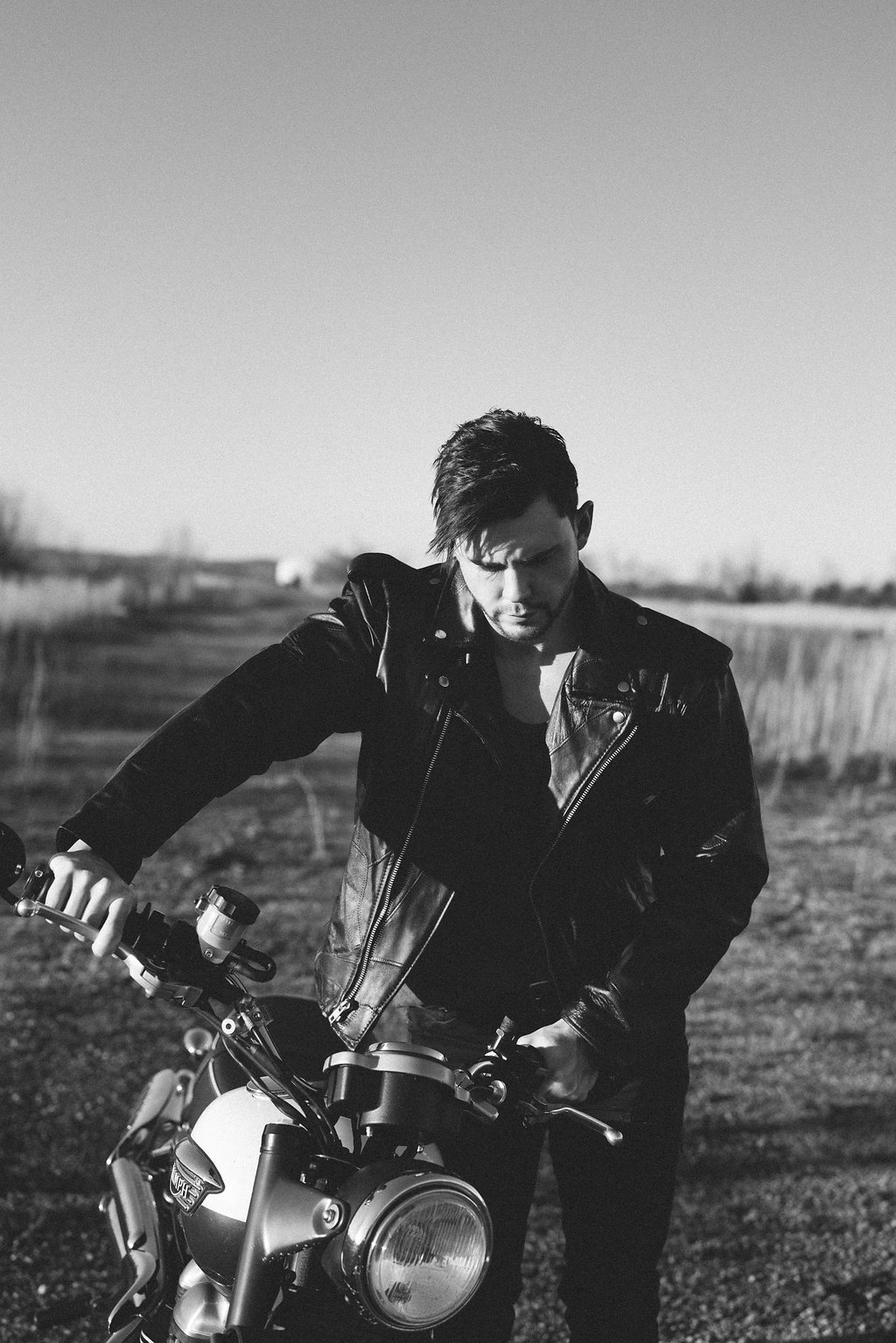 Not Even “Blue Lights” Can Slow Murphy Elmore Down – Raised Rowdy